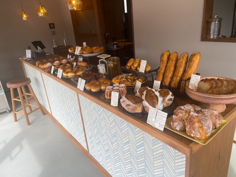 ヘリンボーンタイルのパン屋什器｜ERA BREAD at 大垣 | レトロアンティークとオーダー家具 TRIMSOトリムソウ