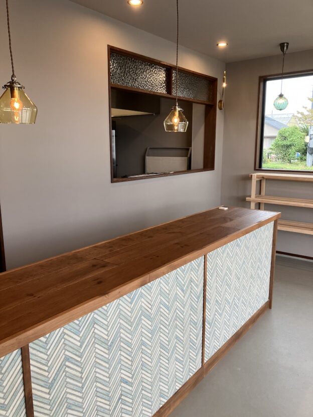 ヘリンボーンタイルのパン屋什器｜ERA BREAD at 大垣 | レトロアンティークとオーダー家具 TRIMSOトリムソウ